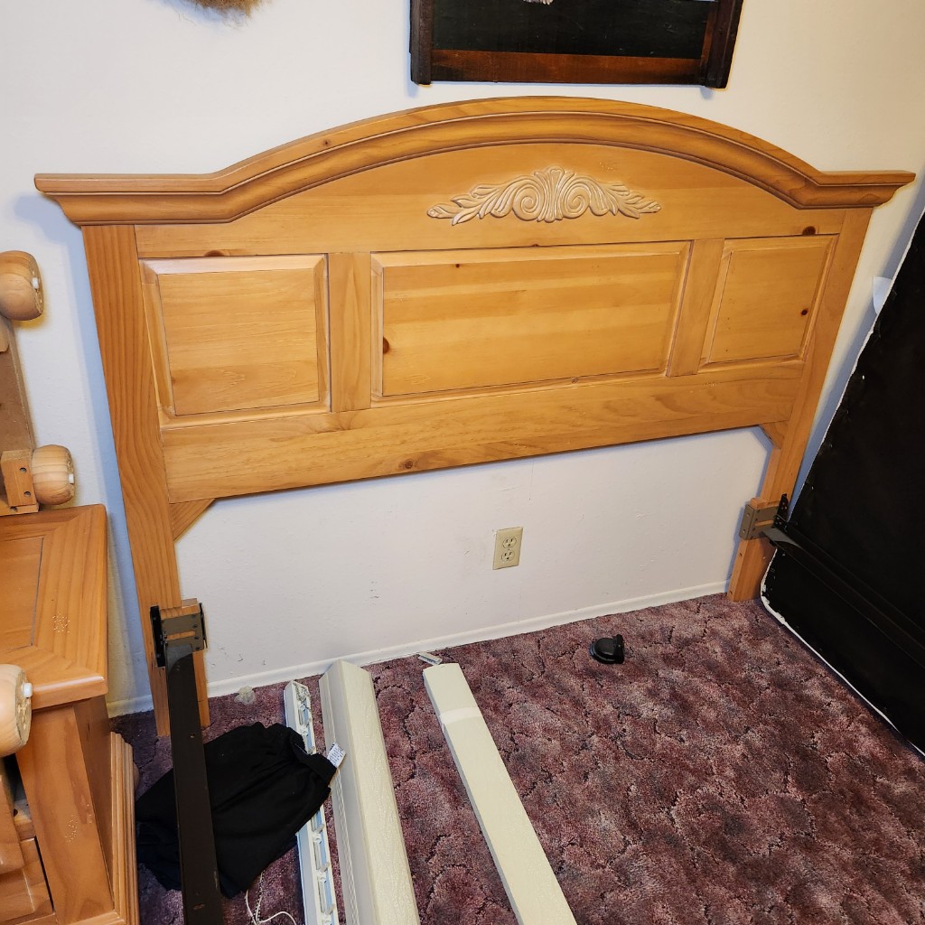 x20- Broyhill Bed Frame w/ head/footboard. Queen or Full Size ...