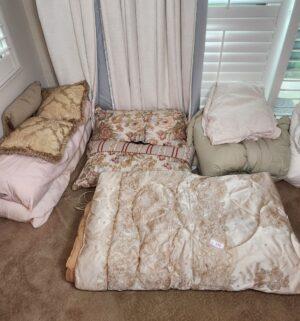 a175- HUGE Collection of blankets, pillows & comforters. Very bulky ...