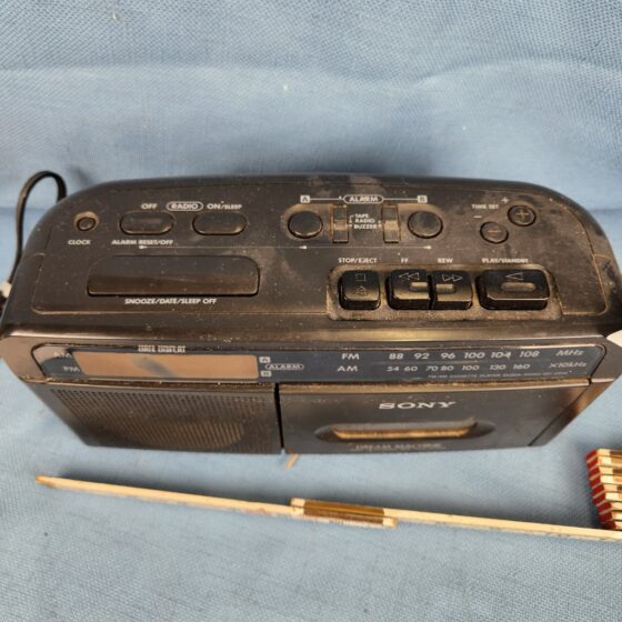 h107- Sony Dream Machine Model ICF-C610. Powers on - Leftover Treasures